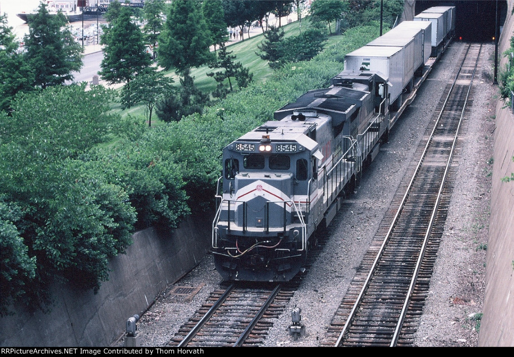 LMX 8545 leads a intermodal beneath the Arch, Gateway to the West